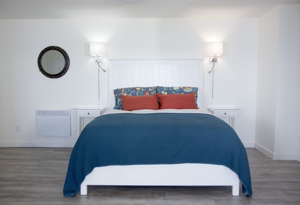 Fully-equipped, Comfortable, Modern Oceanfront Suite Right On The Beach! - Sidney