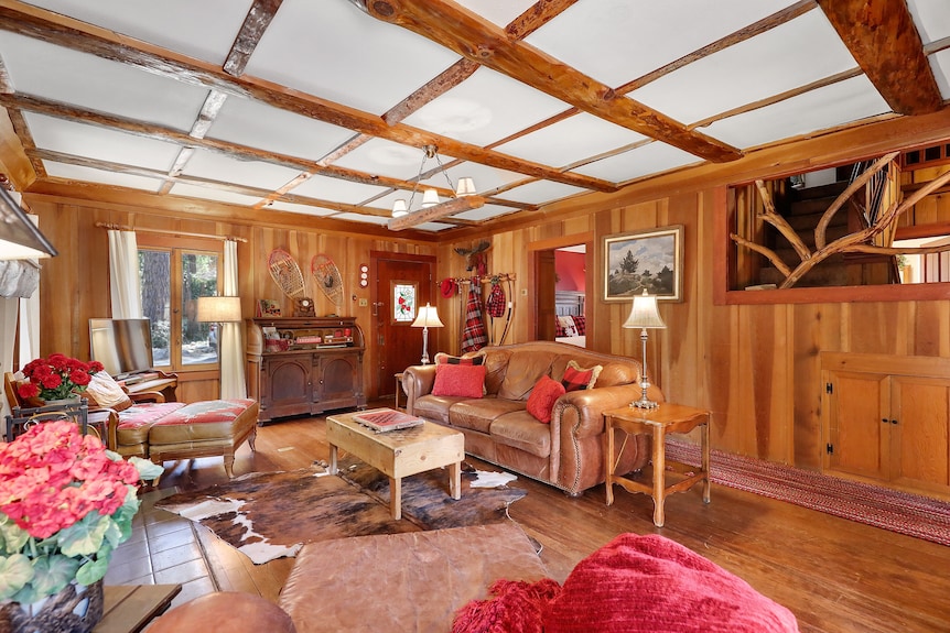 5 Star **Strawberry Corner** Classic Cabin On Creek, 1 Minute Walk To Village! - 愛德懷-松樹灣