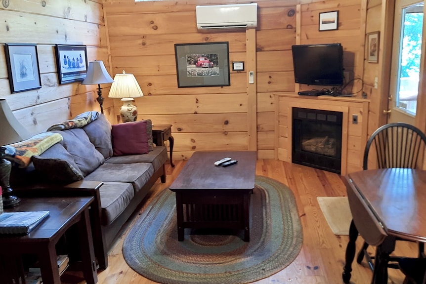 Romantic Cabin Overloking Pond - Chimney Rock, NC