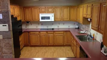Cabine, várias camas, não fumadores, vista para o pátio | Cozinha privada | Um frigorífico/congelador grande
