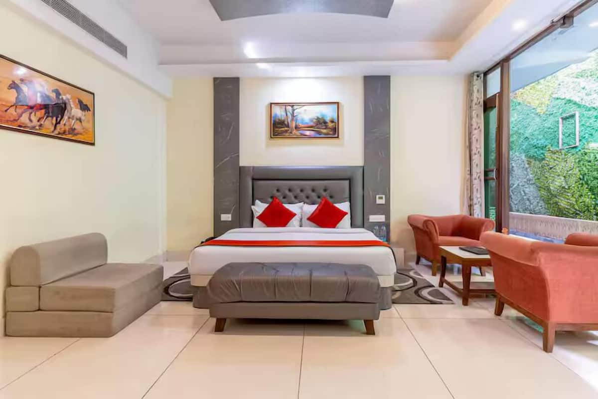 Quarto Deluxe, 1 cama queen-size, não fumadores | Cortinas/cortinados opacos, ferro/tábua de engomar, camas desdobráveis