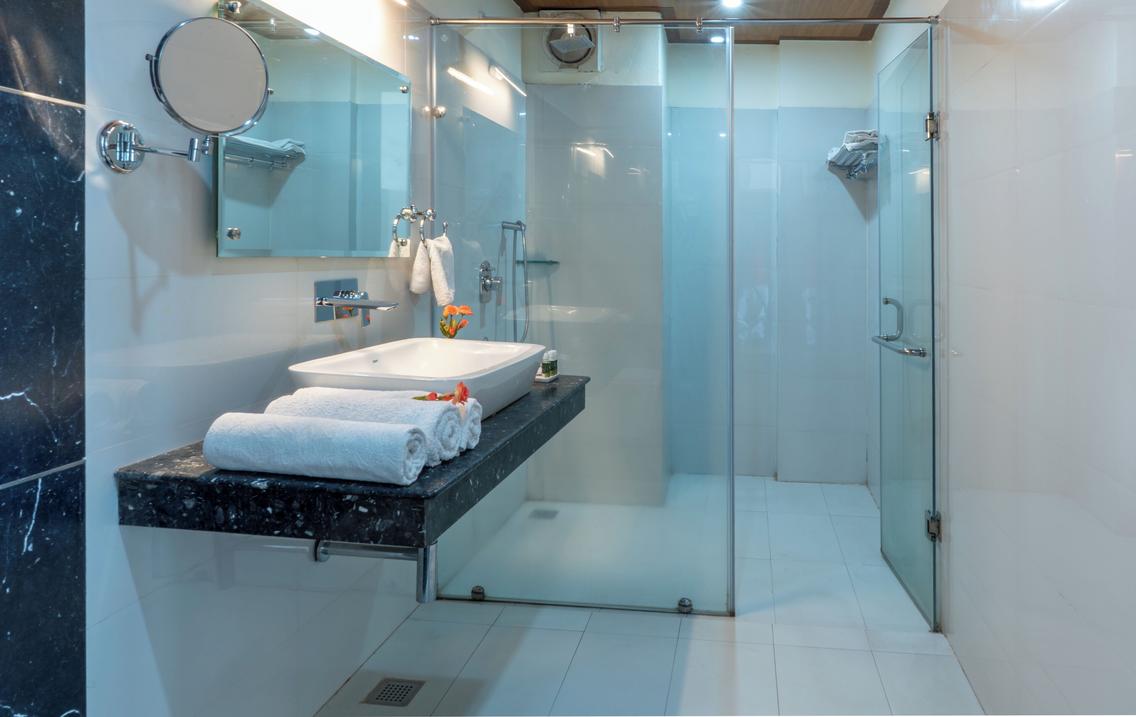 Quarto de Luxo | Casa de banho | Um polibã, um chuveiro fixo, chinelos, toalhas fornecidas 