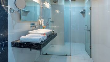 Quarto de Luxo | Casa de banho | Um polibã, um chuveiro fixo, chinelos, toalhas fornecidas