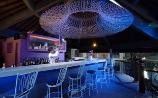 Bar junto à piscina