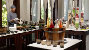 Café da manhã com buffet grátis todos os dias