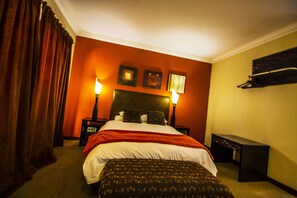 Quarto Duplo Deluxe | Cofre no quarto, secretária, roupa de cama fornecida 