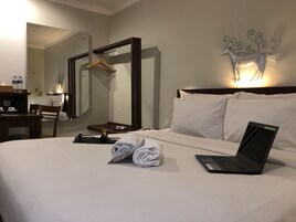 Quarto casal luxo | Cofres nos quartos, escrivaninha, cortinas blackout, Wi-Fi de cortesia