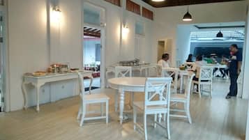 Café da manhã, almoço e jantar