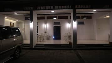 Fachada da propriedade à noite
