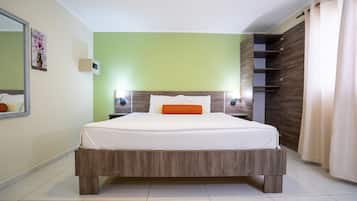 Quarto luxo, 2 quartos, para não fumantes, vista para a piscina | 1 quarto, roupas de cama premium, edredons de pluma, cofres nos quartos