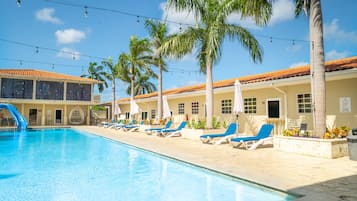 2 piscinas externas, funciona das 7h às 23h, barracas de cortesia