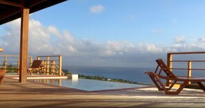 Terraço com espreguiçadeiras