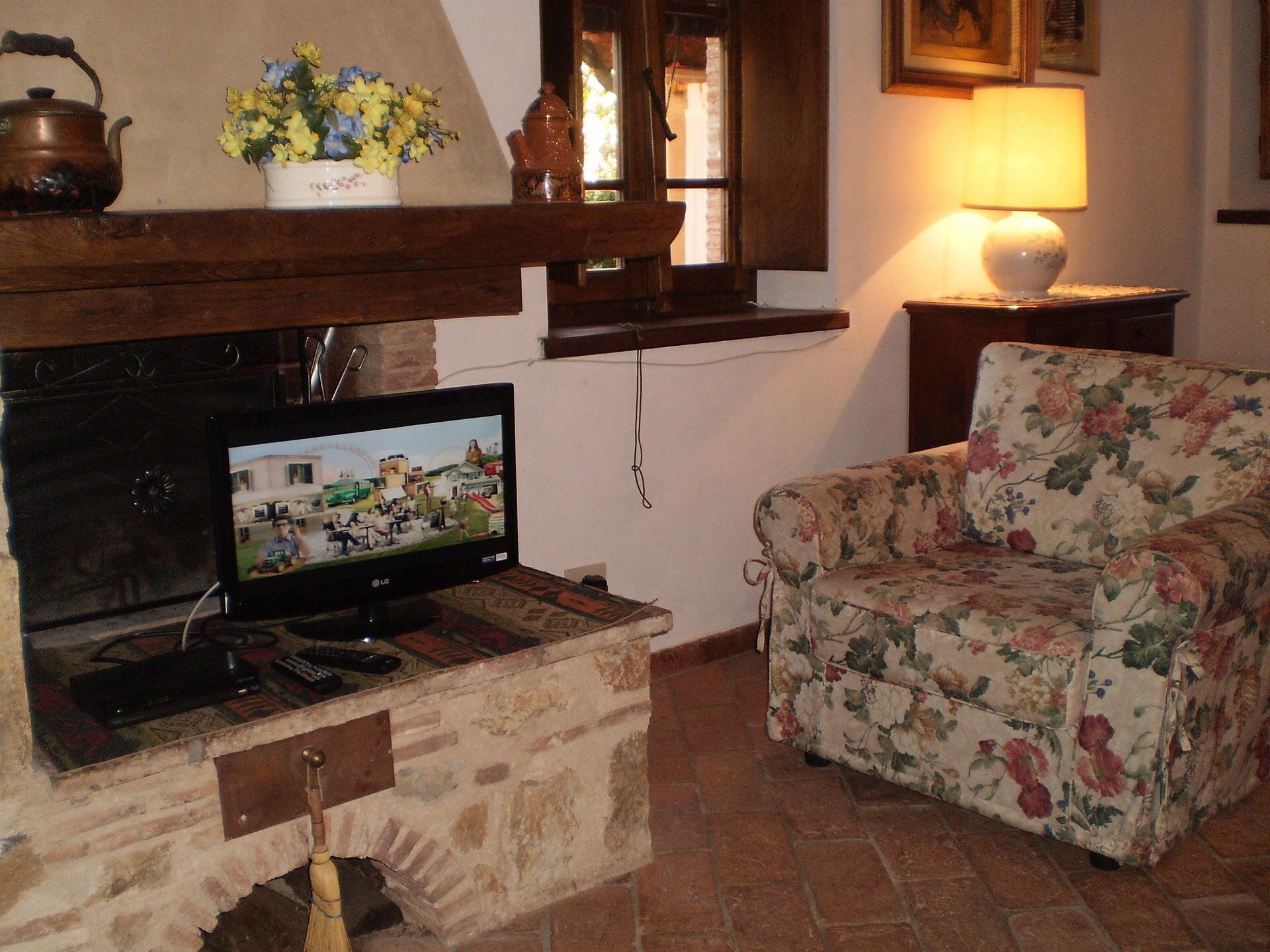 カマイオーレの緑の丘に挿入された錆びたキアラ - カマイオーレ