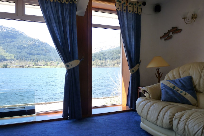 Waterfront House, Prachtige Locatie Met Hot Tub & Tuin Speelkamer - Tarbet, Argyll