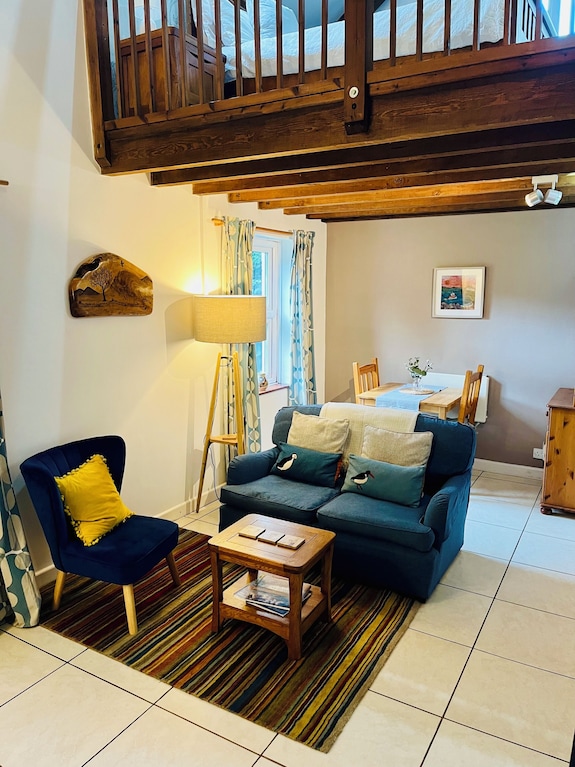 Ger Y Nant: Peaceful Countryside Hot Tub Retreat - Pembrokeshire