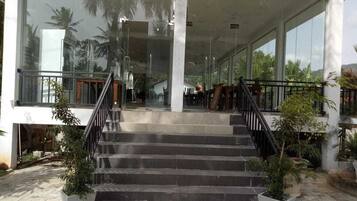Café da manhã com buffet todos os dias (USD 5 por pessoa)