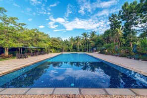 Piscina exterior, guarda-sóis, espreguiçadeiras 
