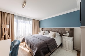 Frigobar, quartos à prova de som, Wi-Fi de cortesia, roupa de cama