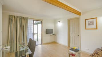 Quarto Básico, 1 cama queen-size, não fumadores, vista para a baía (Room 23) | Sala de estar | Smart TV, Netflix