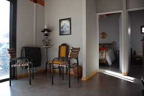 Apartamento Básico, 2 quartos, não fumadores | Sala de estar | TV de ecrã plano