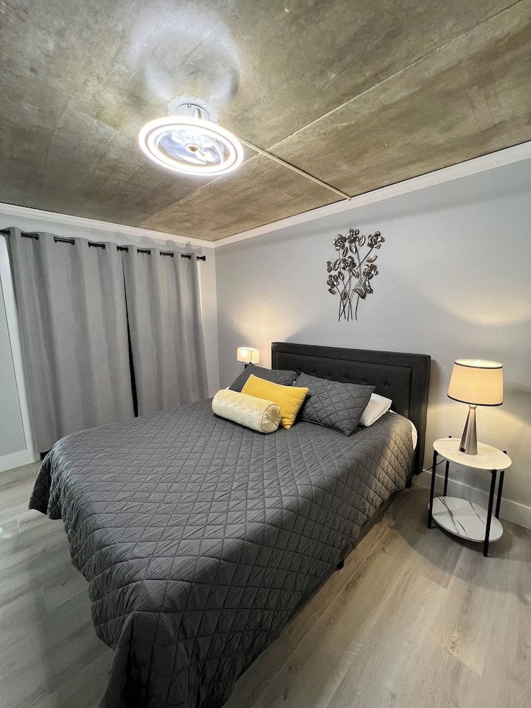 Beautiful Condo In The Heart Of Olde Naples! - Naples, FL