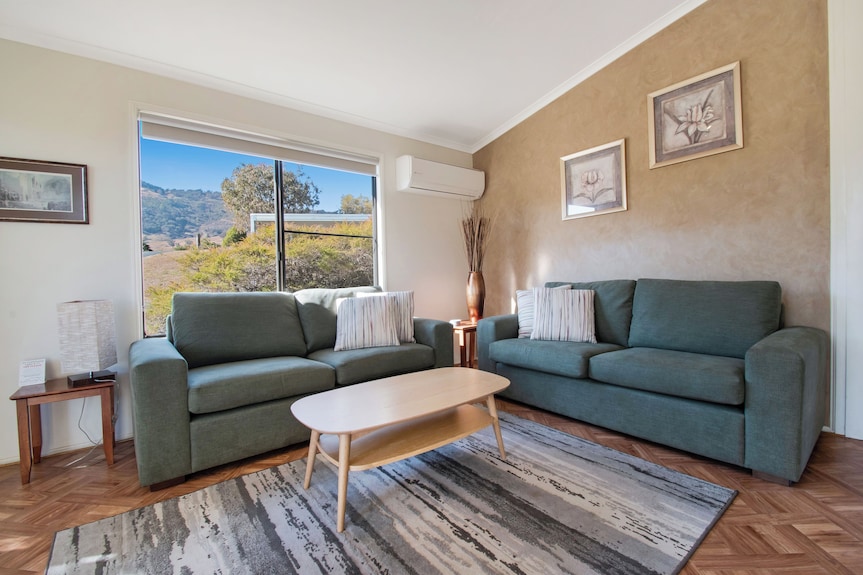 Elm Cottage Tumut -Blue Gum A Pet Friendly Cosy 2 Bedroom Cottage - River Views - Murray River
