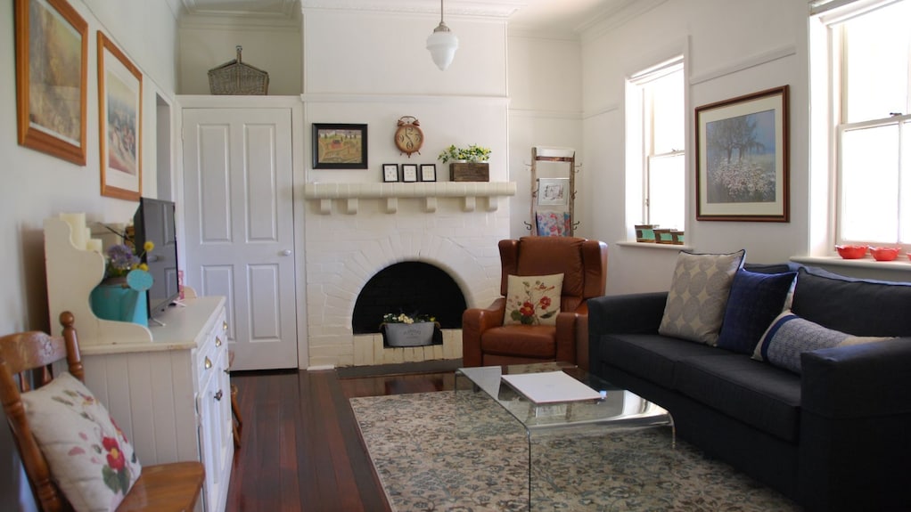 Hillside Cottage - Historic 1843 Attached Cottage In An Award Winning Village - Southern Highlands