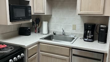 Apartamento em Condomínio Fechado, 1 quarto | Cozinha privada | Um frigorífico, uma cafeteira/bule