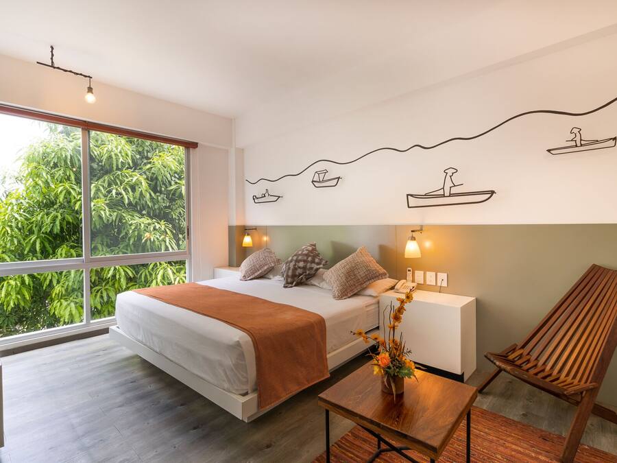 Quarto Deluxe, 1 cama king-size, não fumadores, vista para a montanha | Cofre no quarto, cortinas/cortinados opacos, ferro/tábua de engomar