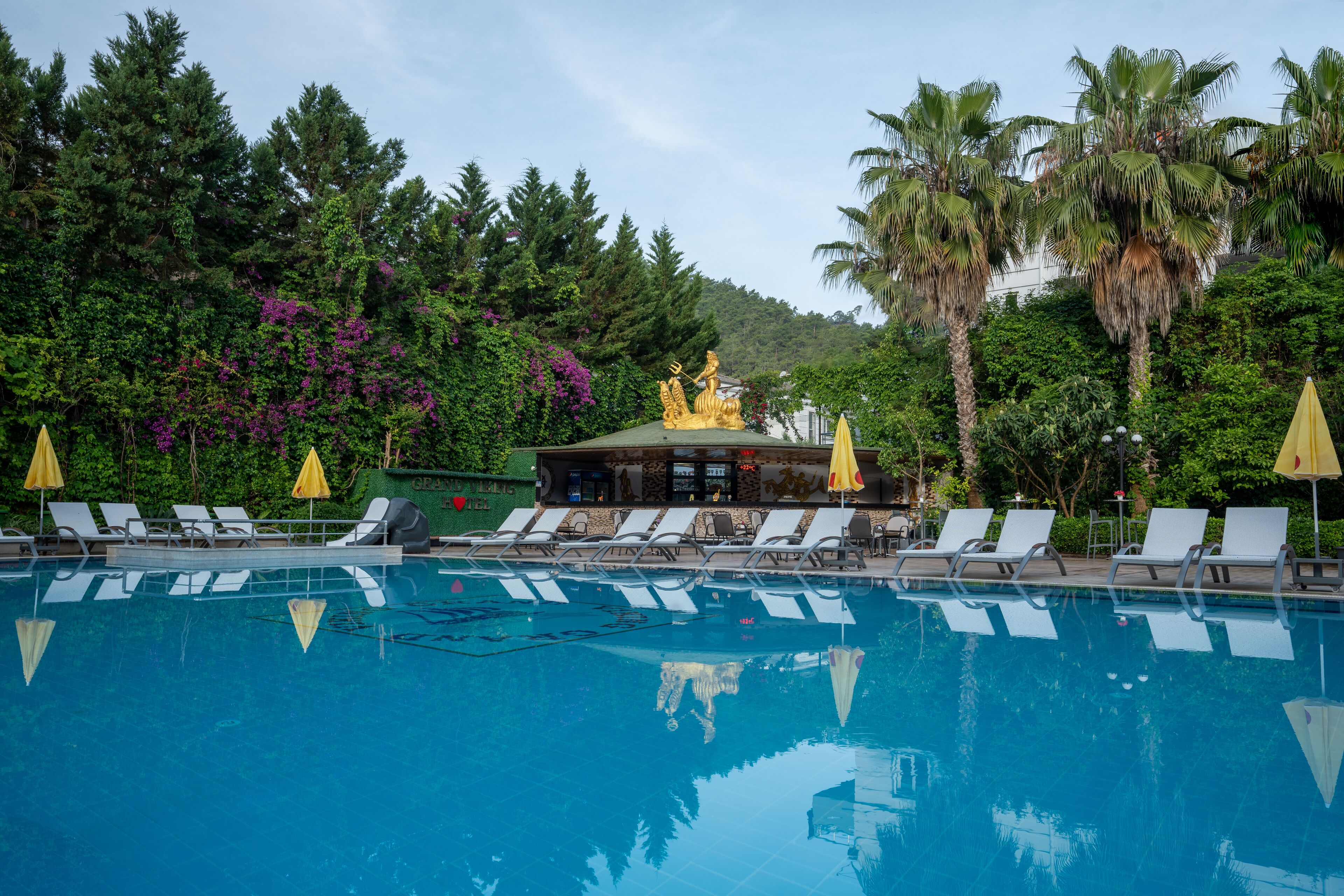 Piscina interna, piscina externa, funciona das 8h às 19h, guarda-sóis