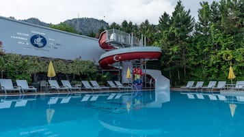 Piscina interior, piscina exterior, da(s) 8:00 à(s) 19:00, guarda-sóis