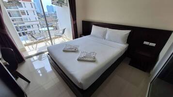 2-Bedroom Family Room | Escrivaninha, camas extras/dobráveis (sobretaxa), Wi-Fi de cortesia