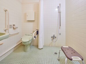 Quarto Twin, não fumadores (Accessible Twin) | Casa de banho | Uma combinação polibã/banheira, uma banheira de imersão total 