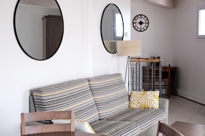 Apartamento, vista para o mar | Sala de estar | TV de ecrã plano 