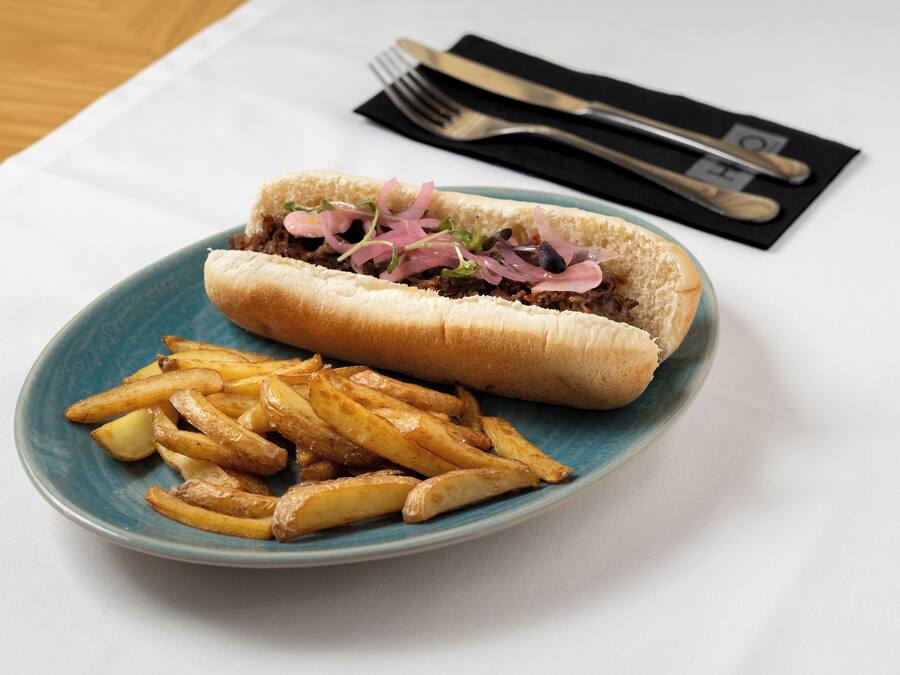 Um prato com sanduíche e batatas fritas em um prato azul.