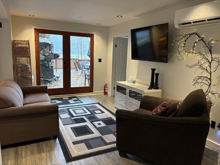 Kootenay, Lakeside Retreat, Main Floor And Walkout - Nelson