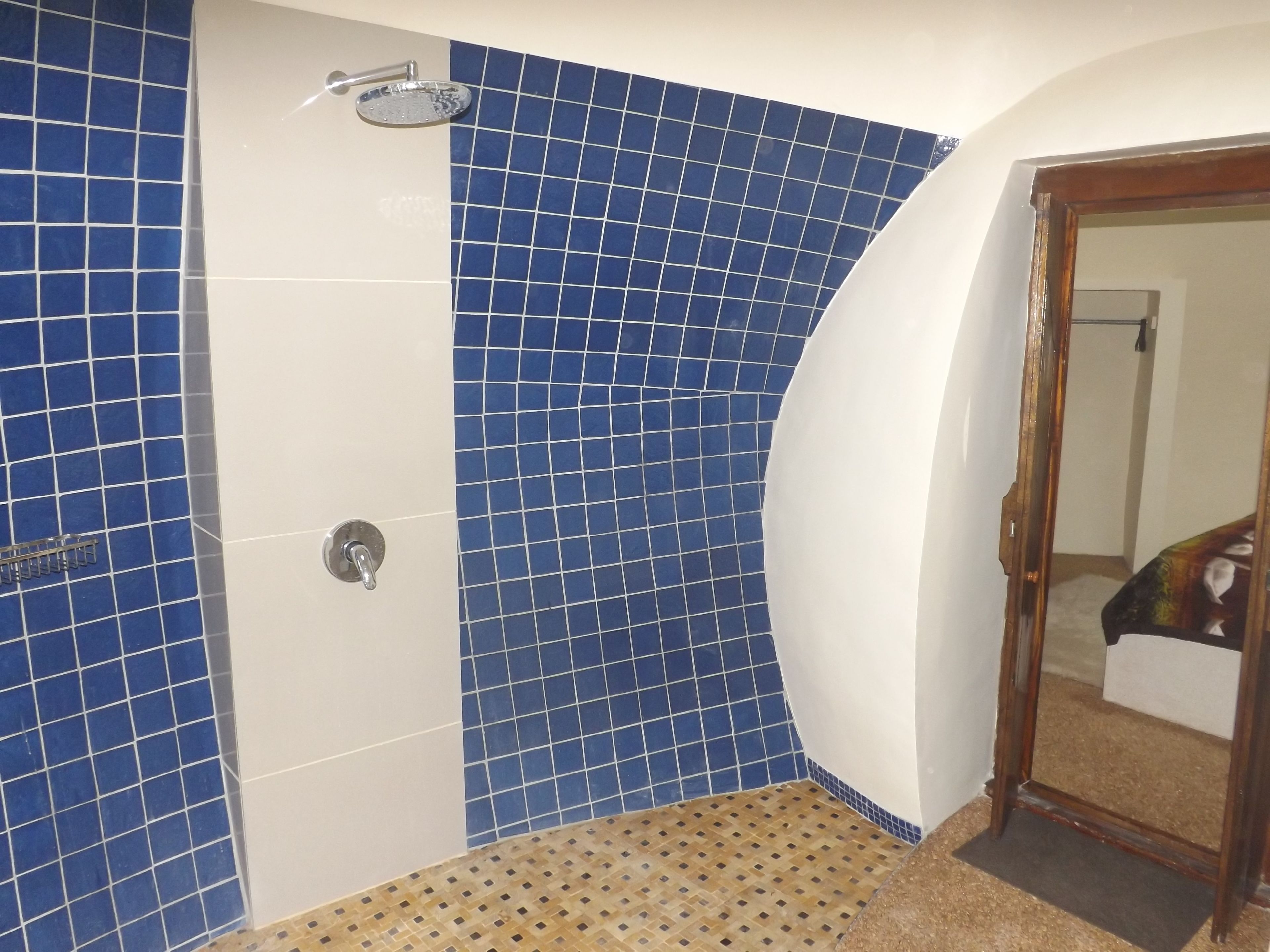 Vila luxo, 2 quartos | Banheiro | Chuveiro, produtos de toalete grátis, toalhas de banho 