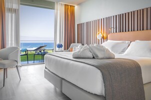 Suite, 1 cama king-size e sofá-cama, vista para o mar | Roupa de alta qualidade, minibar, cofre no quarto, secretária 