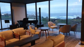 2 bares/lounges, um bar junto à piscina
