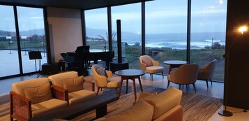 2 bares/lounges, bar ao lado da piscina