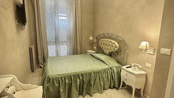 Cofre no quarto, secretária, ferro/tábua de engomar, Wi-fi grátis