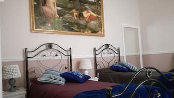 Quarto duplo standard | Frigobar, escrivaninha, cortinas blackout, ferros/tábuas de passar roupa