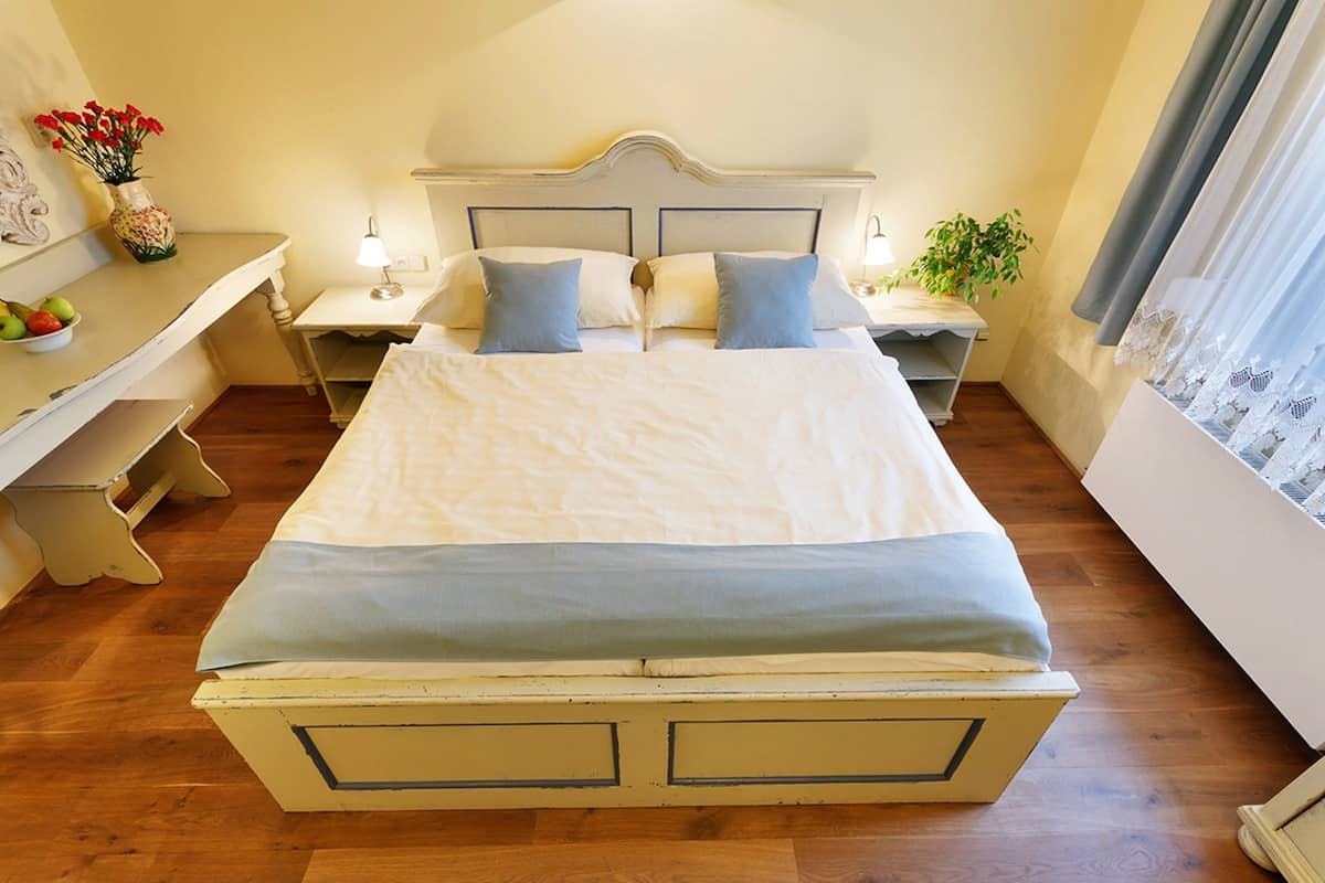 Quarto Clássico, 1 cama individual | 1 quarto, com mobília individualizada, secretária