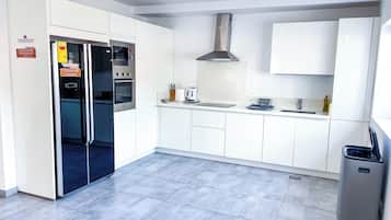 Um frigorífico, um micro-ondas, um forno, uma placa de cozinha