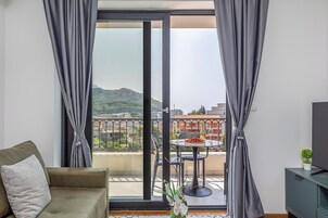 Apartamento superluxo, 1 quarto (A1) | Área de estar | TV de tela plana