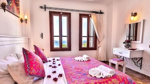 Vila, vista para a piscina | 2 quartos, escrivaninha