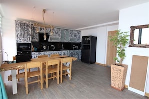 Villa, 3 quartos, vista para o mar | Kitchenette privada | Um frigorífico, um micro-ondas, utensílios de cozinha 