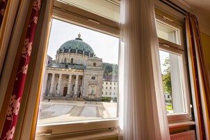 Edredons de pluma, Wi-Fi de cortesia, roupa de cama