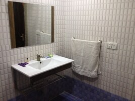 Chinelos, toalhas fornecidas 