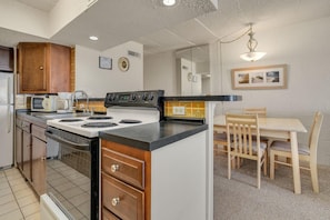 Condo, 1 quarto | Cozinha privada | Geladeira, cafeteira/chaleira, torradeira